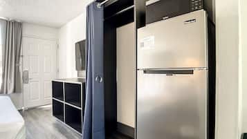 Quarto básico, 1 cama King, para não fumantes | Cozinha privada | Geladeira, micro-ondas