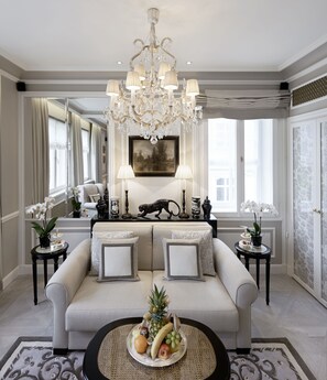 Roupas de cama premium, edredons de pluma, frigobar, cofres nos quartos