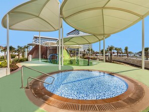 2 piscinas exteriores, toldos (sobretaxa), guarda-sóis 