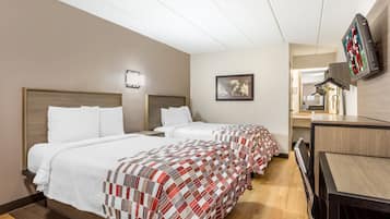 Quarto luxo, 2 camas de casal (Smoke Free) | Cofres nos quartos, escrivaninha, espaço de trabalho para notebook
