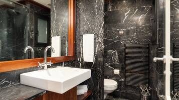 Quarto casal superior (Plus) | Banheiro | Secador de cabelo, chinelos, toalhas de banho