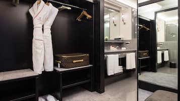 Quarto Duplo Deluxe | Roupa de alta qualidade, minibar, cofre no quarto