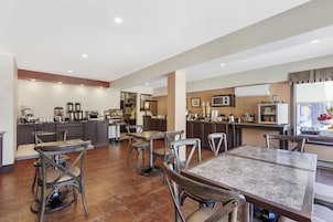 Café da manhã com buffet grátis todos os dias