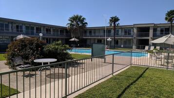 Piscina exterior, da(s) 8:00 à(s) 22:00, espreguiçadeiras