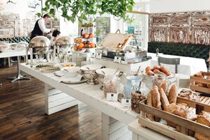 Café da manhã com buffet todos os dias (EUR 28 por pessoa) 