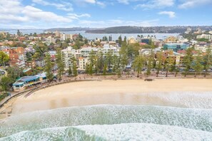 Perto da praia, espreguiçadeiras, guarda-sóis de praia 