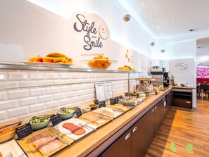 Pequeno-almoço tipo buffet diário (18 EUR por pessoa) 
