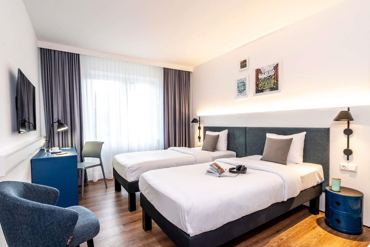 Quarto standard, 2 camas de solteiro | Roupas de cama antialérgicas, cofres nos quartos, escrivaninha