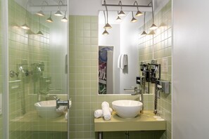 Quarto standard, 2 camas de solteiro | Banheiro | Produtos de toalete biodegradáveis, secador de cabelo, toalhas de banho 