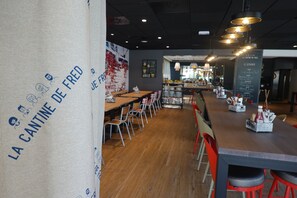 2 restaurantes: servem pequenos-almoços, almoços e jantares