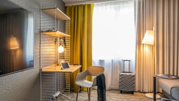 Roupas de cama premium, escrivaninha, cortinas blackout