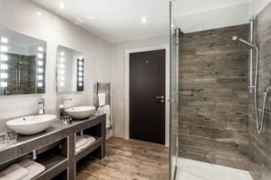 Quarto Sénior | Casa de banho | Produtos de higiene exclusivos, um secador de cabelo, roupões, chinelos 
