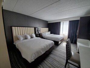 2 Doubles Suite, Non Smoking | Cofres nos quartos, escrivaninha, espaço de trabalho para notebook