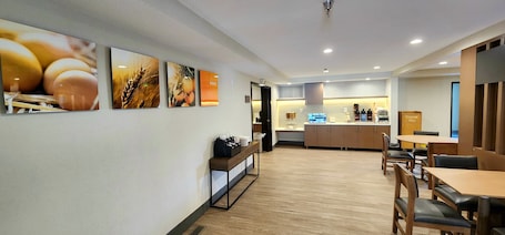 Serviço de café. Comfort Inn & Suites Shakopee Downtown Area