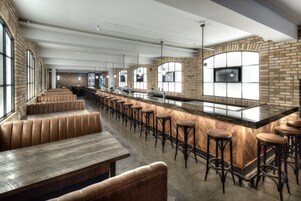 2 restaurantes, almoços servidos 