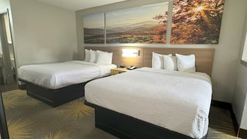 Quarto standard, 2 camas Queen | Escrivaninha, ferros/tábuas de passar roupa, berços grátis