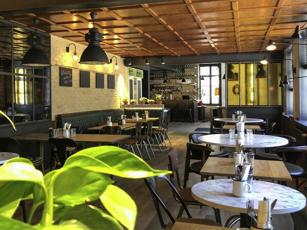 Almoços e jantares servidos, incluindo cozinha local 