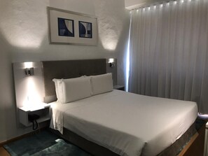 Quarto Duplo | Secretária, ferro/tábua de engomar, berços/camas para crianças grátis 
