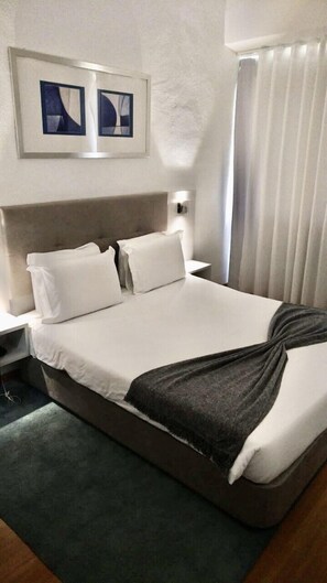 Quarto casal | Escrivaninha, ferros/tábuas de passar roupa, berços grátis