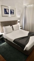 Quarto casal | Escrivaninha, ferros/tábuas de passar roupa, berços grátis