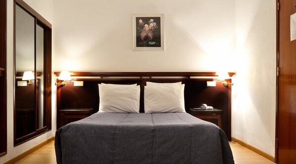 Quarto Duplo | Secretária, ferro/tábua de engomar, berços/camas para crianças grátis 