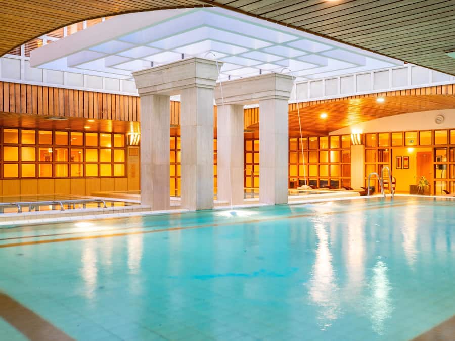 2 piscinas interiores, da(s) 6:00 à(s) 22:00, espreguiçadeiras