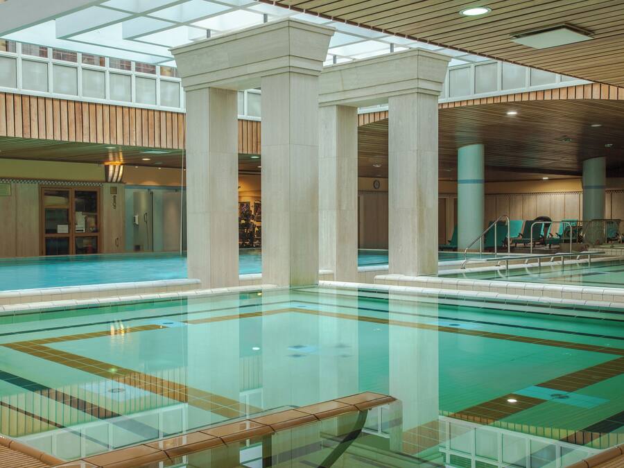 Sauna, banheira de hidromassagem, aromaterapia, massagens tailandesas