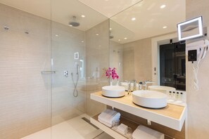 Suite Deluxe, 1 cama king-size, no canto | Casa de banho | Artigos de higiene pessoal grátis, um secador de cabelo, roupões 