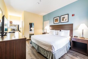 Quarto standard, 1 cama King, acessível, para não fumantes | Escrivaninha, cortinas blackout, ferros/tábuas de passar roupa