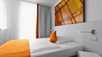 Quarto solteiro standard | Roupas de cama antialérgicas, cofres nos quartos, escrivaninha