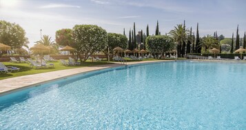 Piscina externa, guarda-sóis, espreguiçadeiras
