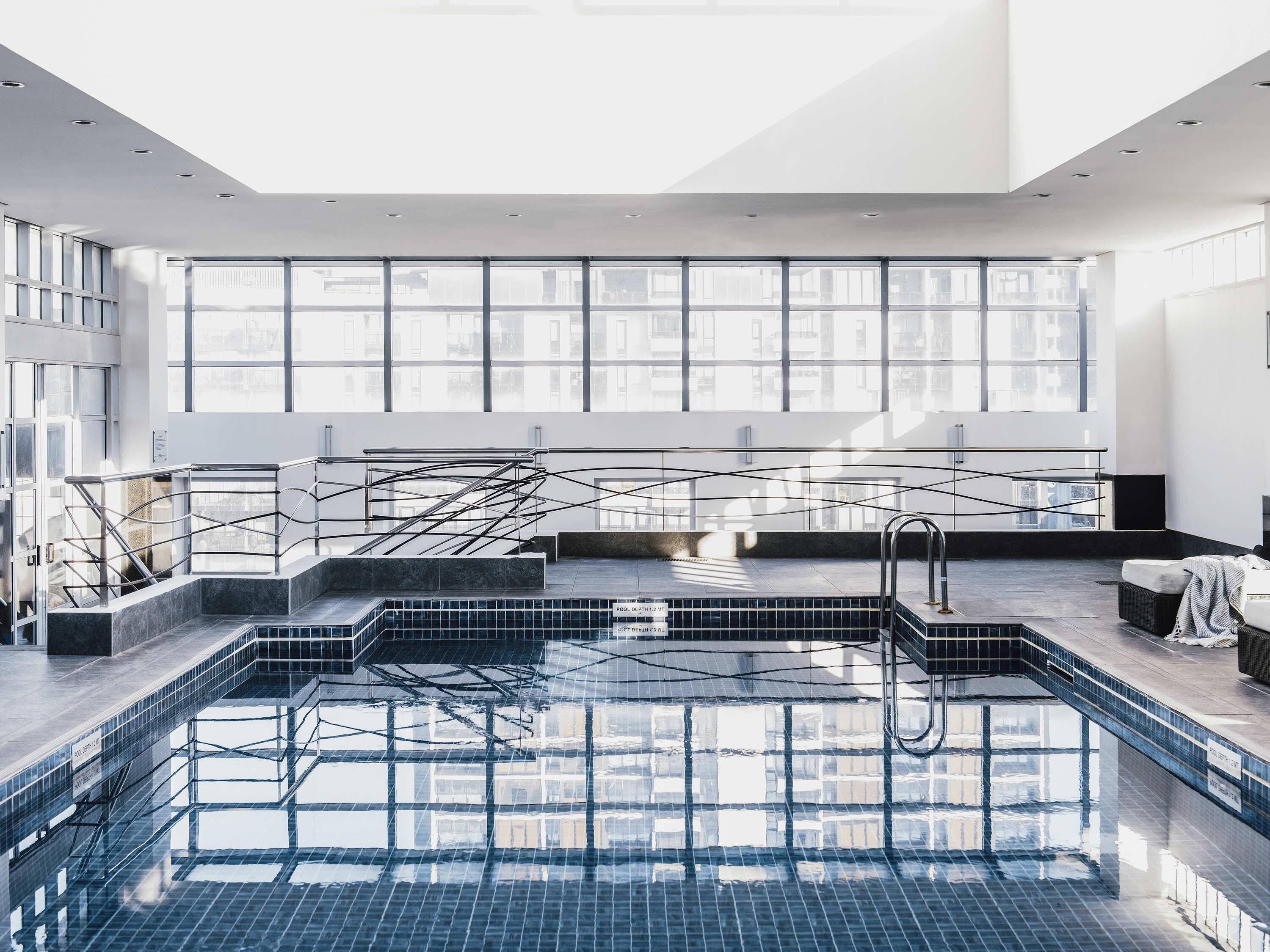 Piscina interna, espreguiçadeiras