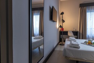 Quarto casal superior | Escrivaninha, cortinas blackout, quartos à prova de som