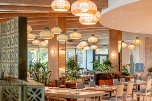 5 restaurantes: opção de café da manhã, almoço e jantar
