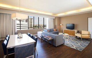 Quarto, 2 camas de casal, no piso executivo | Sala de estar | Televisor LCD de 55 polegadas com canais por cabo, televisor