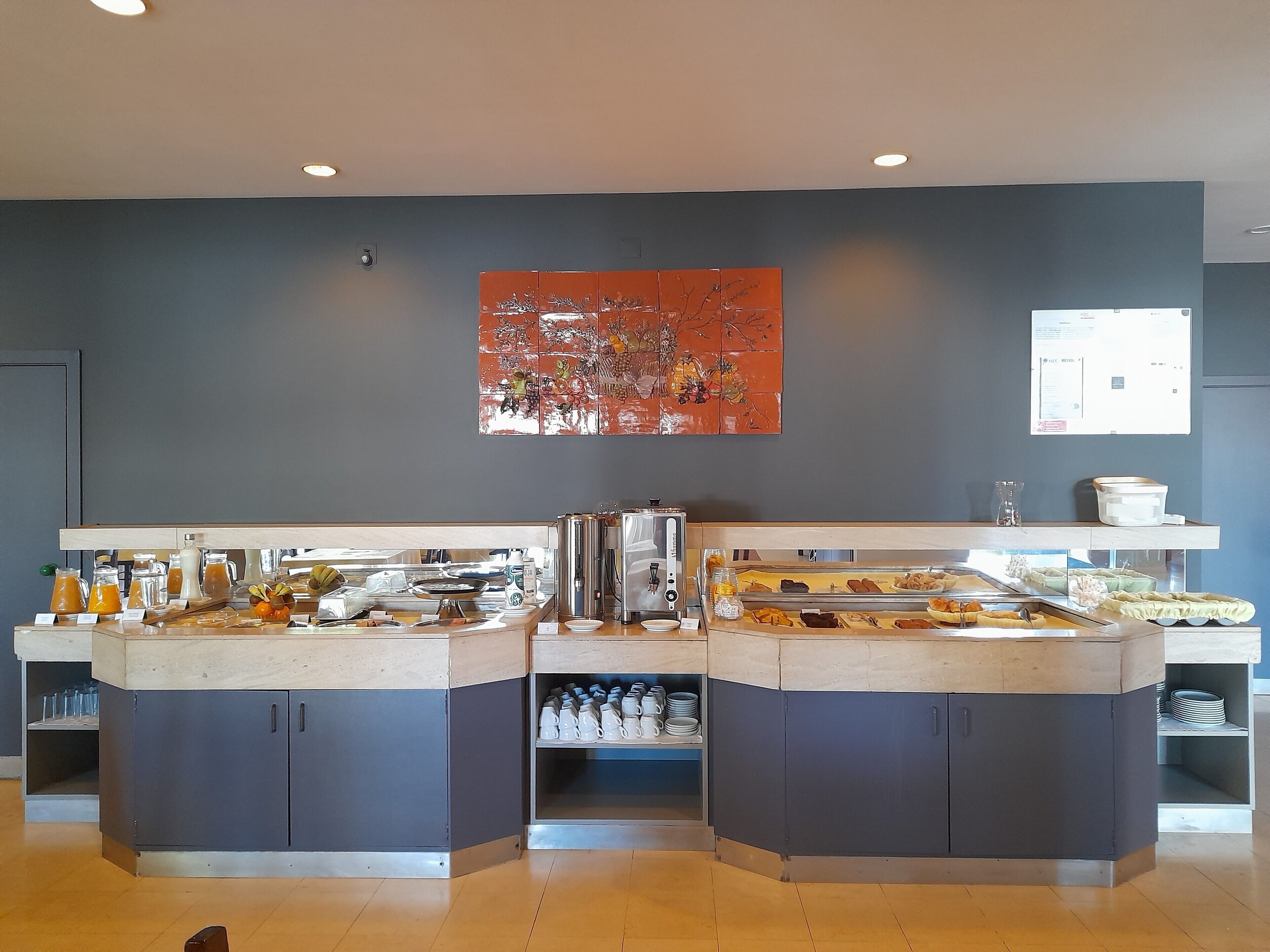 Pequeno-almoço tipo buffet diário (9 EUR por pessoa) 