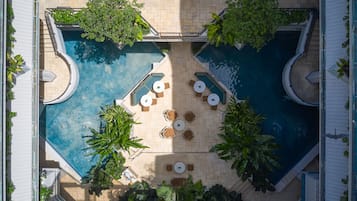 Piscina externa, guarda-sóis, espreguiçadeiras