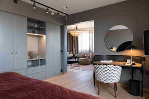 Minibar, cofre no quarto, secretária 