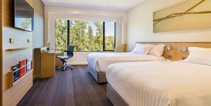 Minibar, cofre no quarto, secretária 