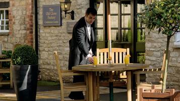 Pequenos-almoços, almoços, jantares servidos, cozinha britânica