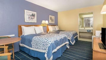 Cofres nos quartos, escrivaninha, cortinas blackout