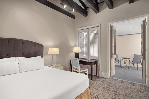 Quarto Premium, 1 cama king-size | Roupa hipoalergénica, cofre no quarto, secretária 