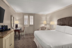 Deluxe | Roupa hipoalergénica, cofre no quarto, secretária 