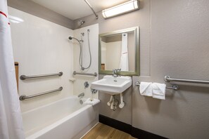Quarto Deluxe, 1 cama king-size, acessível (Smoke Free) | Casa de banho | Uma combinação polibã/banheira, artigos de higiene pessoal grátis 