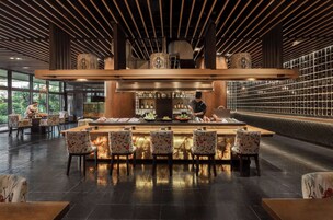 3 restaurantes, com serviço de café da manhã e almoço; culinária local