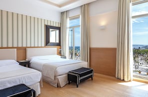 Quarto Familiar, 2 camas de casal, vista para a praia | Minibar, cofre no quarto, secretária