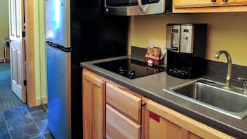 1 Bedroom 1 King Suite with Sofabed | Kitchenette privada | Um micro-ondas, uma cafeteira/bule, uma torradeira, Rolo de cozinha