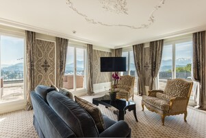 Suíte, terraço, vista para o lago | Área de estar | TV de tela plana