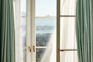 Frigobar (abastecido com itens grátis), cofres nos quartos