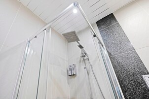 Quarto Duplo Standard, 1 cama de casal | Casa de banho | Artigos de higiene pessoal grátis, um secador de cabelo 